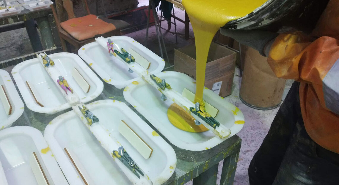 Como são fabricados as tachas e tachões de sinalização - Blog Sinal Center