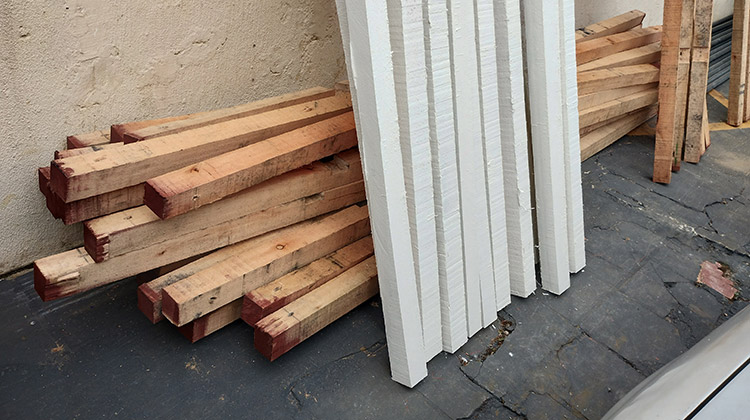 Como são fabricados os postes de sinalização de madeira? - Blog Sinal ...